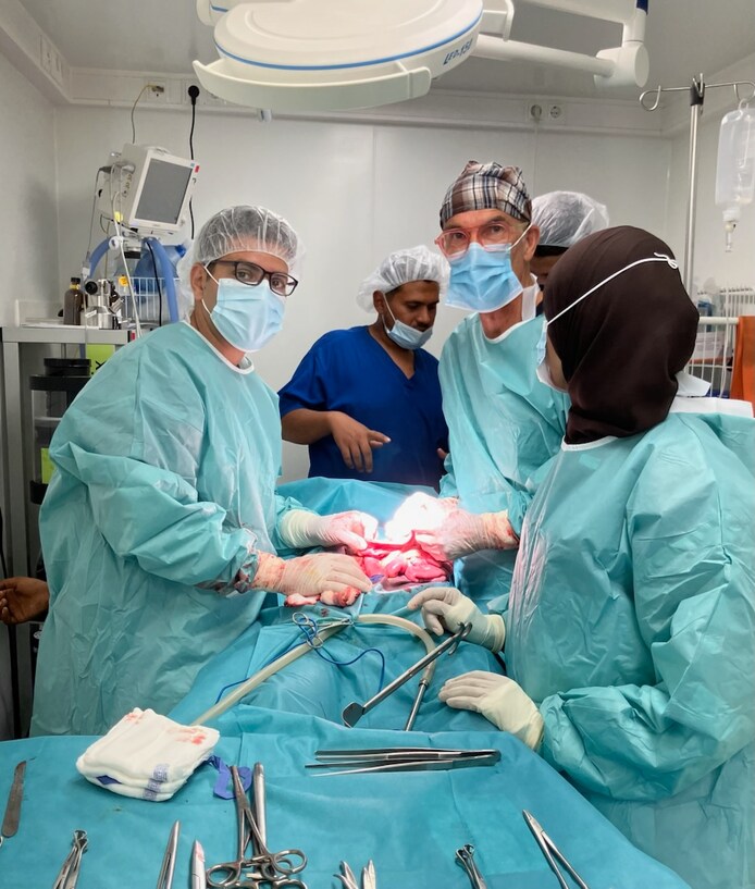 In de hel van Gaza opereert Dongense chirurg Ron (63) elke dag: ‘Omdat ...