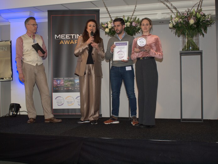 De Kring draagt prijs op aan overleden collega (21): ‘Toespraak gaf een vibratie in de zaal ...