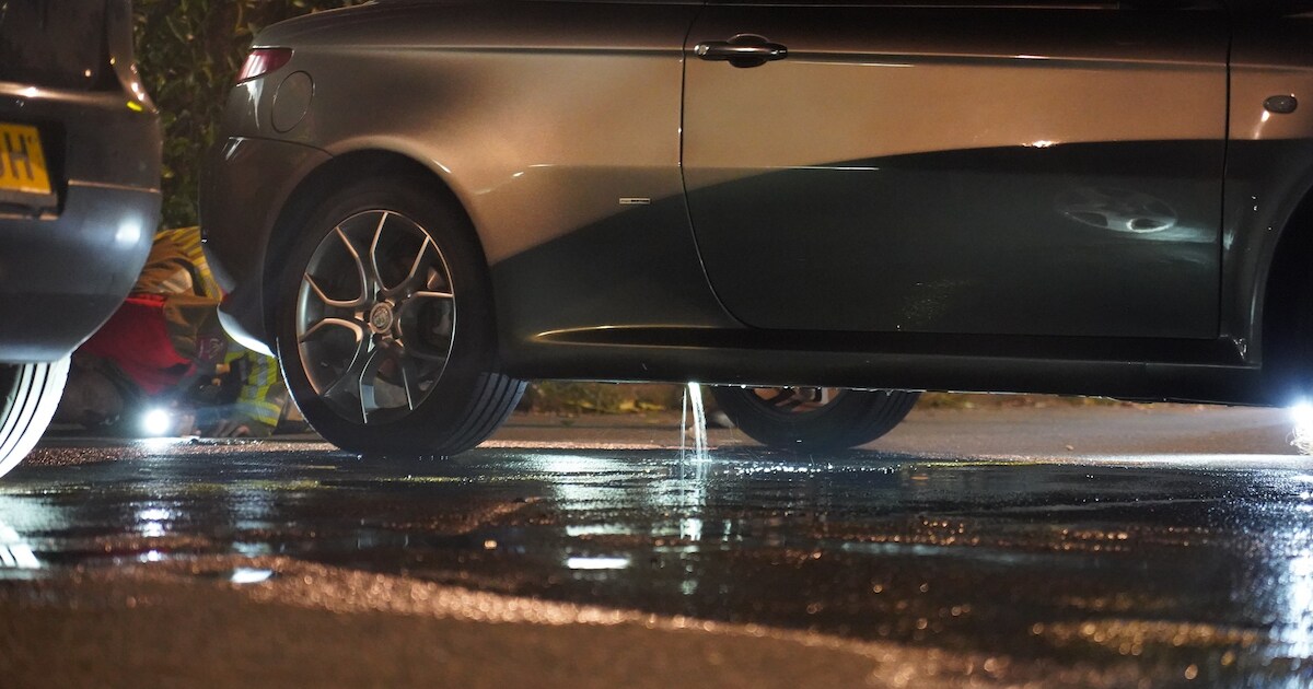 Tientallen liters benzine stromen over weg in Oosterhout door lekkende ...