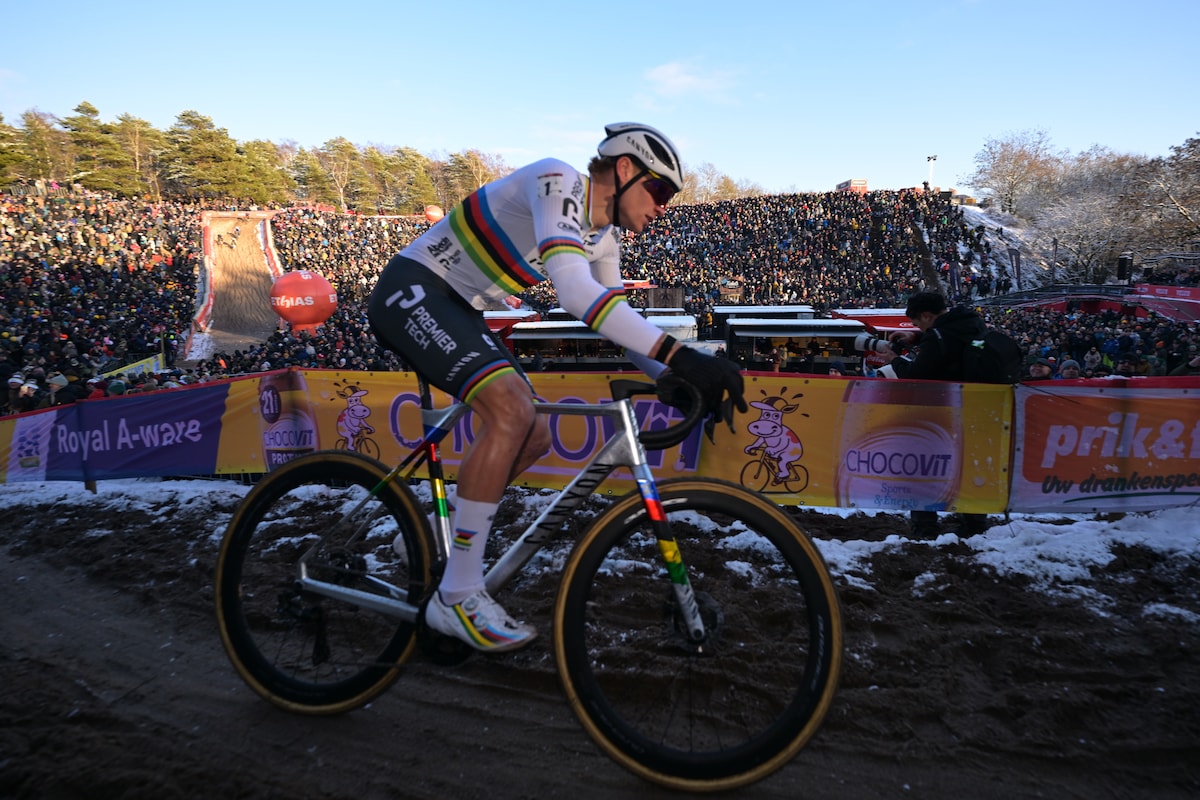 Mathieu van der Poel gaat als een komeet in Zonhoven en wint ook ...