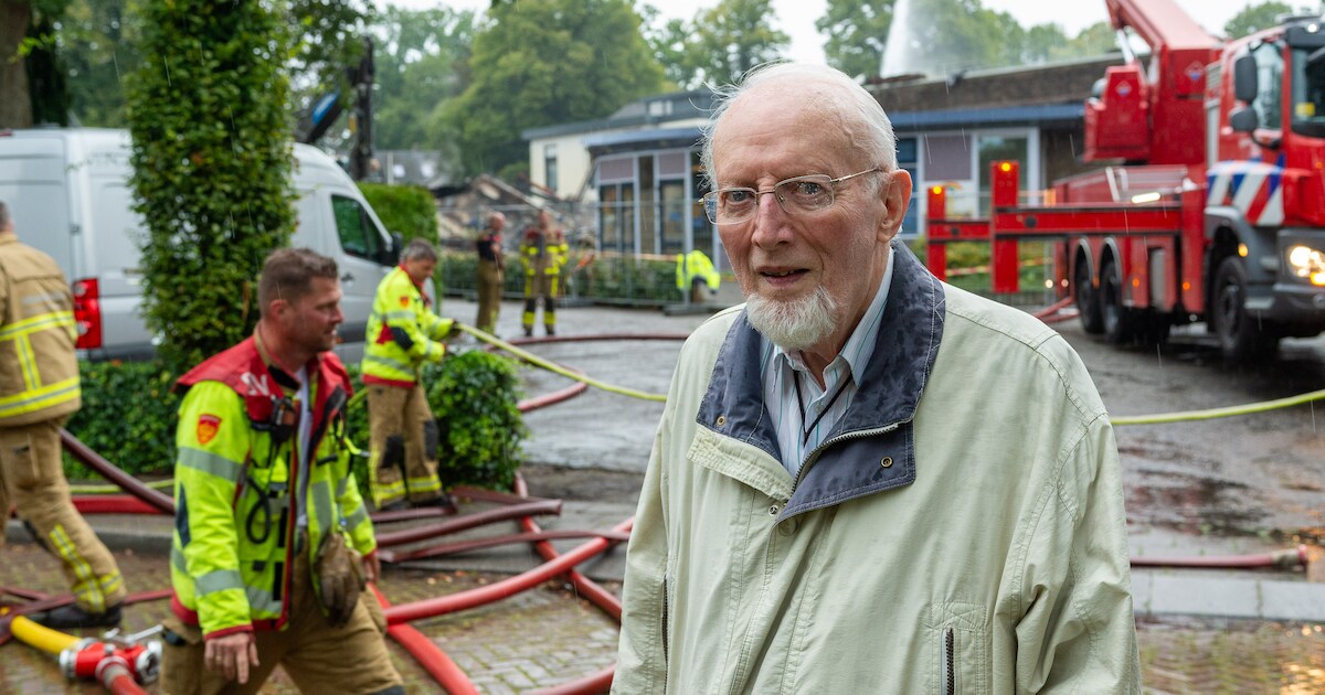Jaap (94) zit rustig piano te spelen in kerk als hij plots vlammen ziet ...