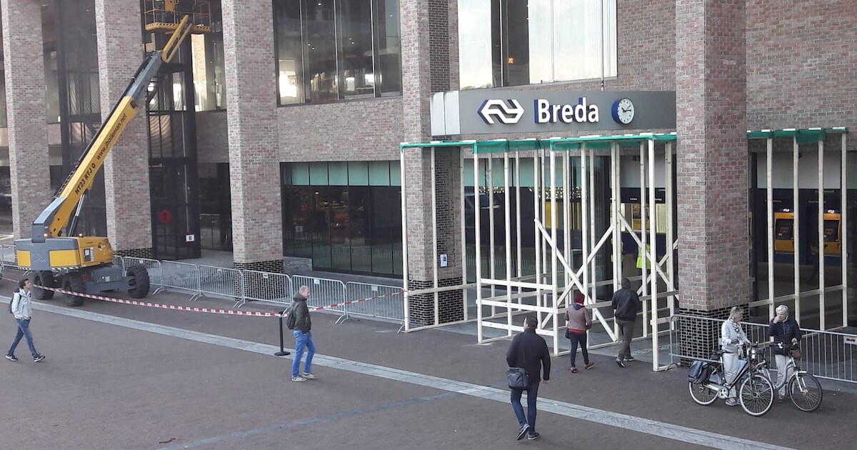 Opnieuw worden de duizenden steenstrips op station Breda één voor één ...