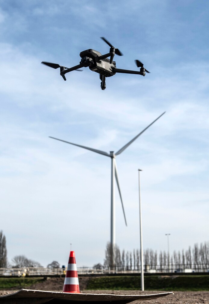 Drone speurt voor het waterschap de dijken af: ‘Ingegraven jacuzzi worden we niet blij van ...