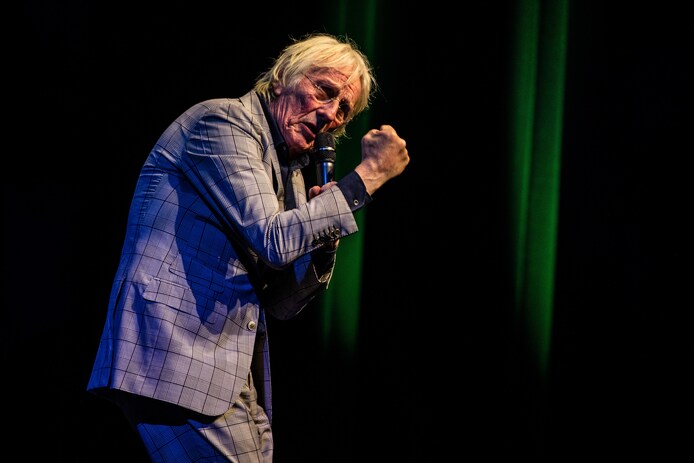 Freek de Jonge gaat in 2024 op tournee om 80ste verjaardag te vieren ...