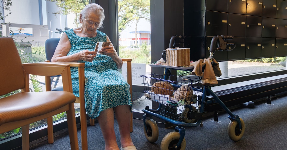 Truus (95) probeert hitte in seniorenflat te overleven: ‘Als de bel ...
