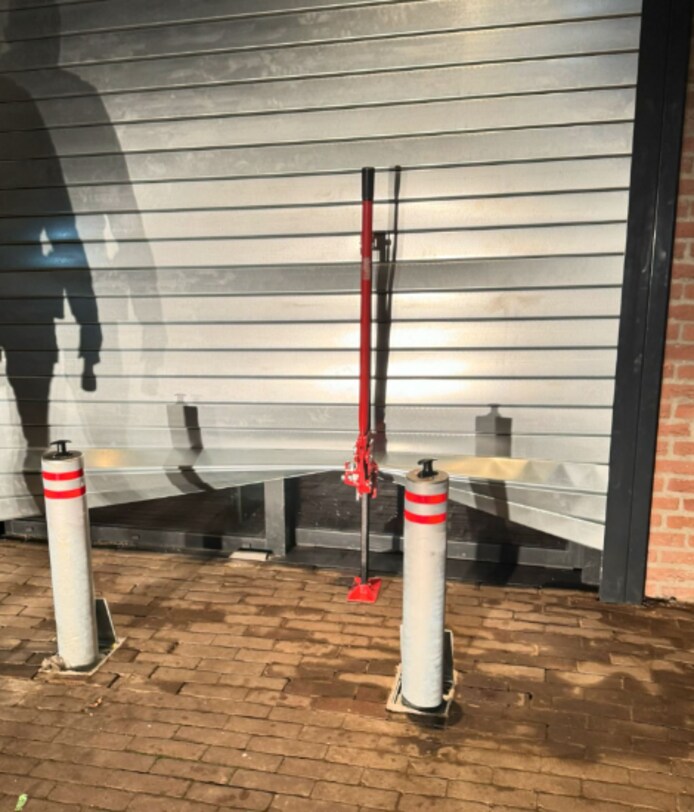 Inbrekers laten krik staan na poging inbraak bij juwelier in Oss: ‘We ...