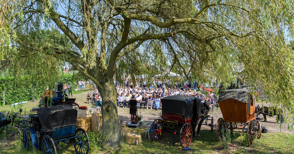 Geliefde garagehouder Jan van Riel krijgt uitvaart op zijn eigen werf ...
