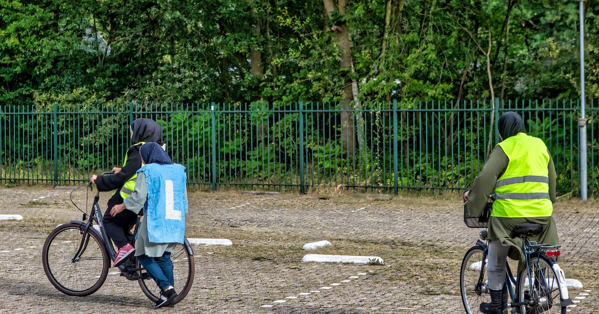 Bang om te vallen, maar toch stappen deze vrouwen op de fiets: ‘Voor ...