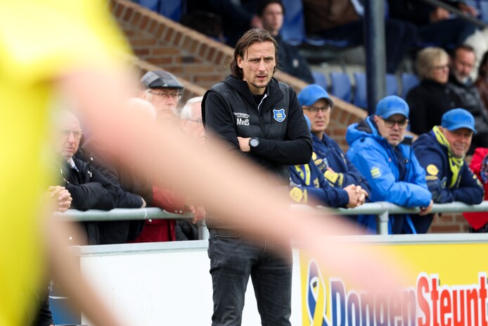 Dongen zakt door ondergrens en gaat hard onderuit: ‘Wij zaten ook vol ...