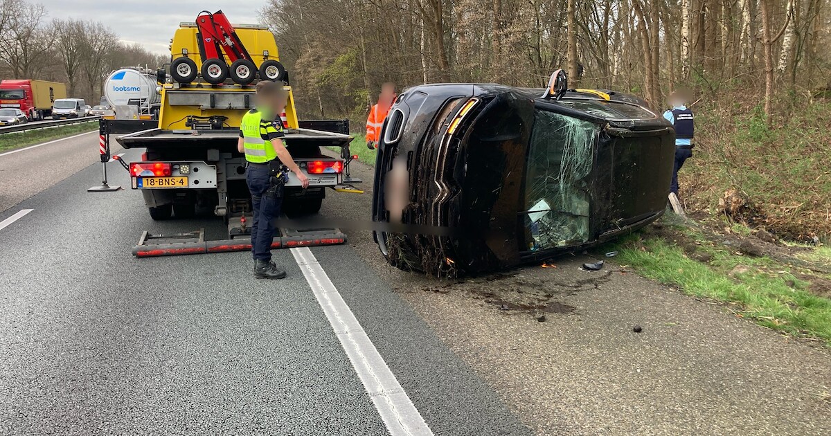 Auto belandt op zijkant op A4 bij Bergen op Zoom | 112 nieuws Bergen op ...