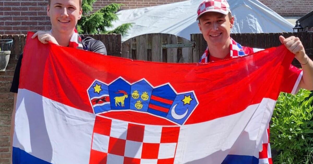 Met petje, sjaal, shirt en vlag juicht JEKA-doelman Ivanek voor Kroatië ...