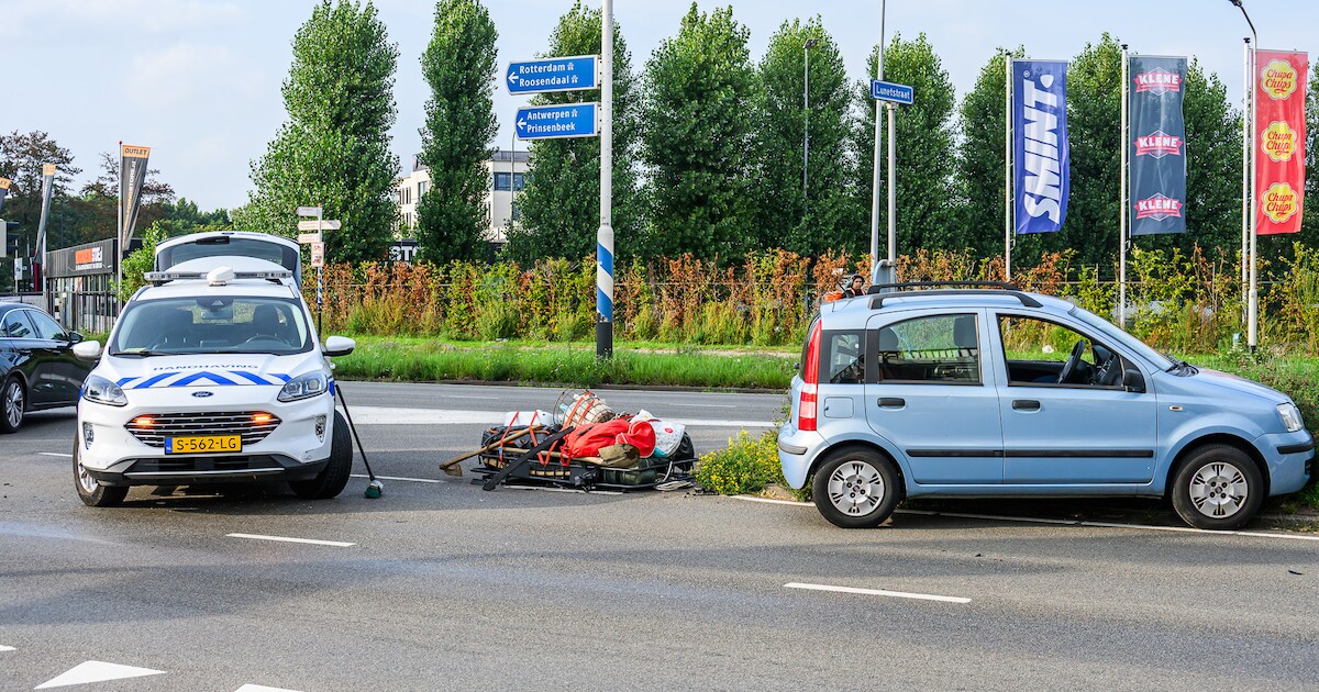 Auto verliest imperiaal bij botsing met andere auto op kruising in ...