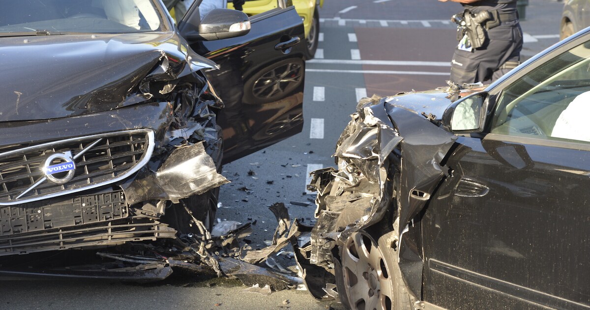 Auto vliegt uit de bocht en botst op andere auto in Breda, automobilist ...