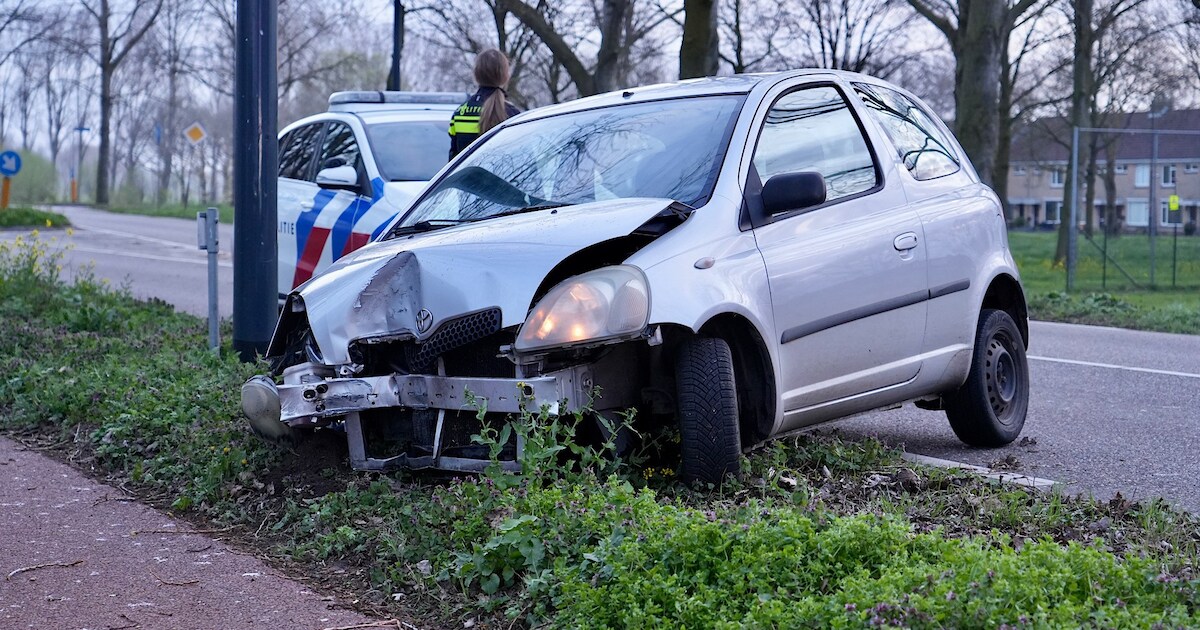 Bestuurder (21) rijdt door met zwaar beschadigde auto na ongeval in ...