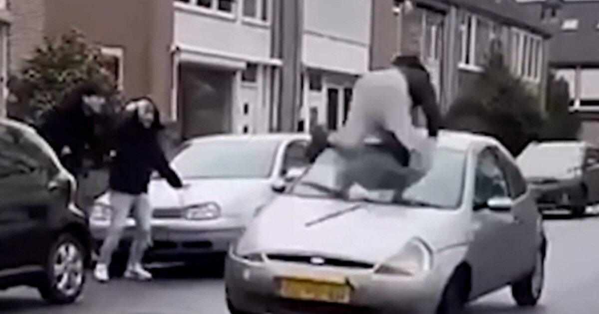 Jongen gewond bij mislukte poging om over rijdende auto te springen ...