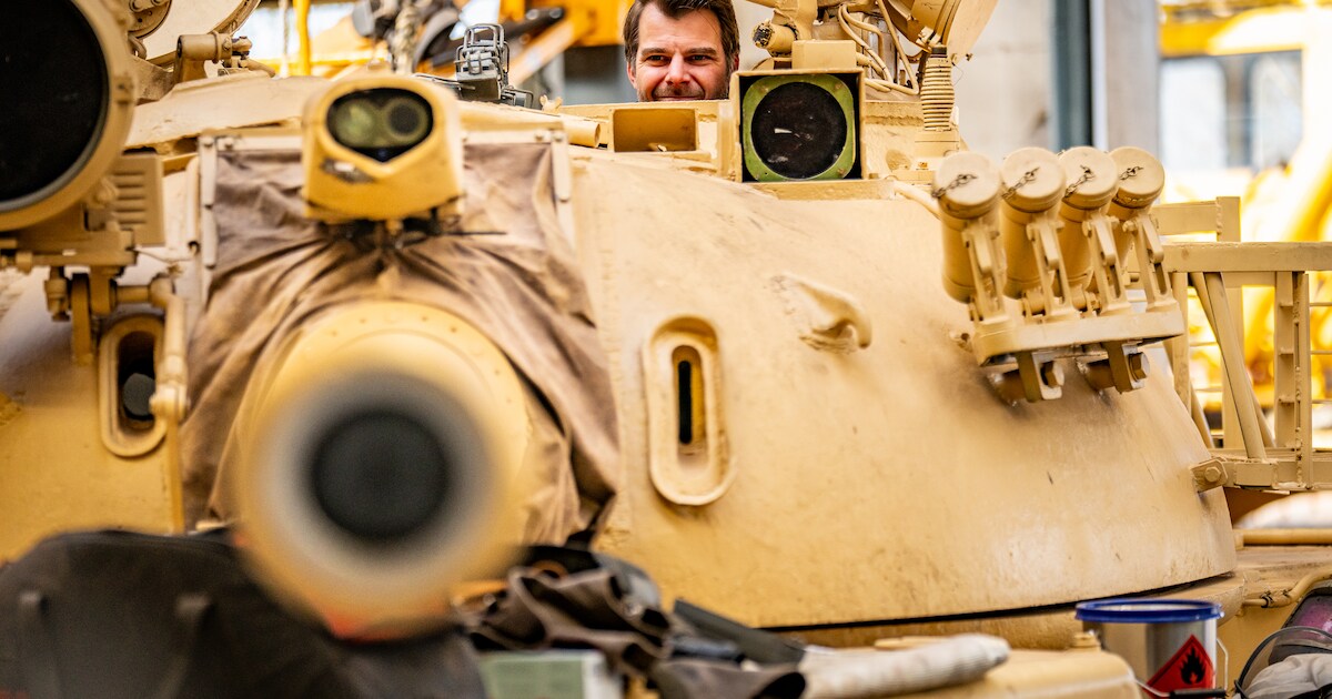 Master Milo staat op het punt deze gerestaureerde gevechtstank met een ...