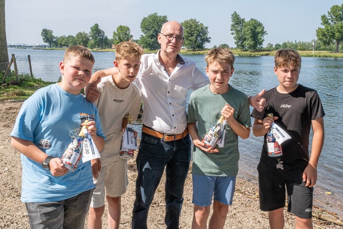 Vier jonge helden redden gehandicapte Björn (17) uit de Maas: ‘Ik dacht ...