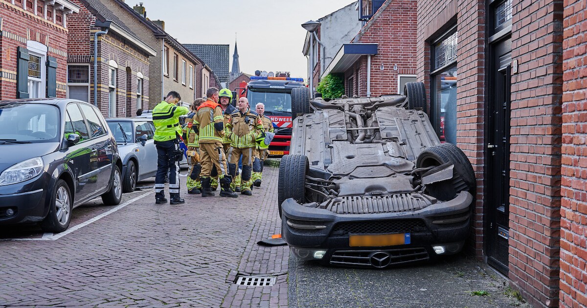 Auto vliegt over de kop in Rijsbergen en landt tegen woning ...