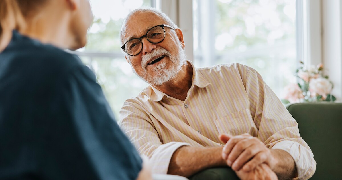 ‘Kantoor-opa’ Nico (77) krijgt trending sneakers van collega’s: ‘Ik ...