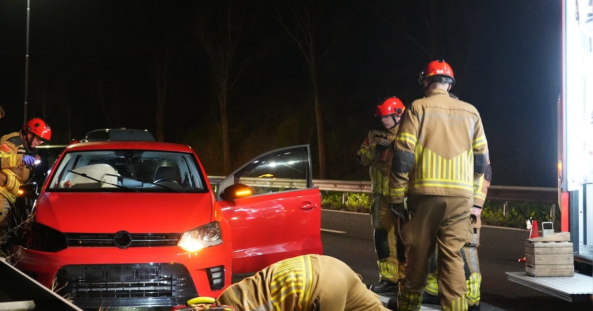 Vrouw lichtgewond na botsing tussen twee auto’s op A27 bij Oosterhout ...