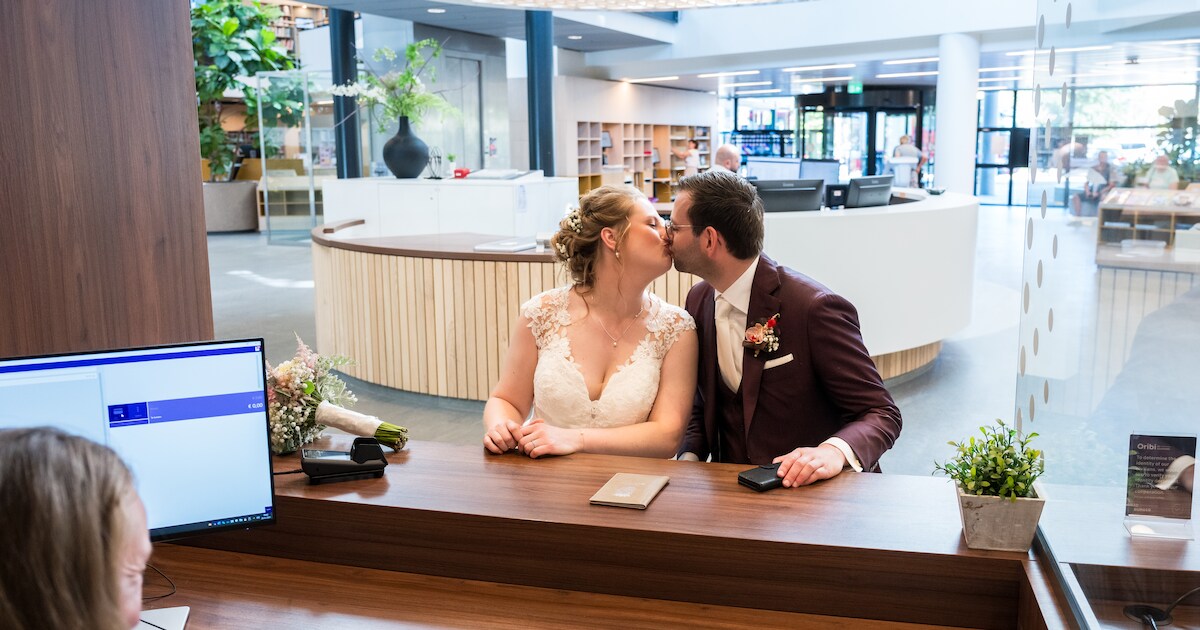 Lex en Willemijn trouwden aan de balie: ‘Gewoon een nummertje trekken ...