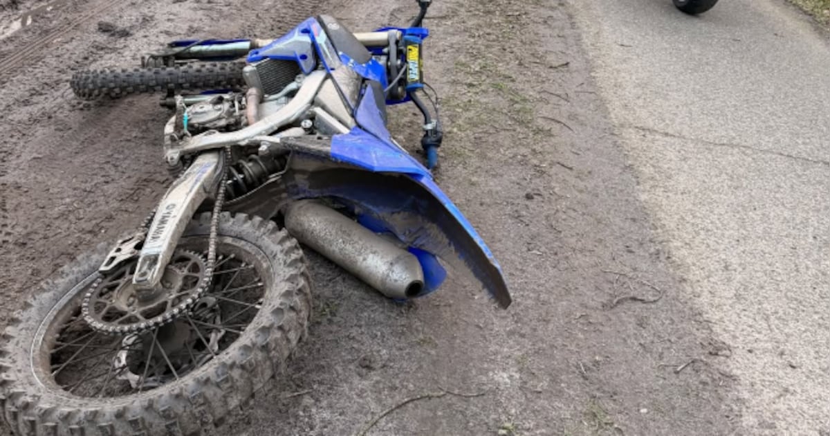 Motorcrosser rijdt in op agent in Breda, haalt gevaarlijke acties uit ...