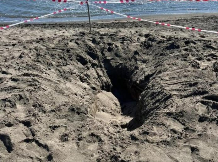 17-jarige Italiaan levend begraven in zelf gegraven kuil op strand ...
