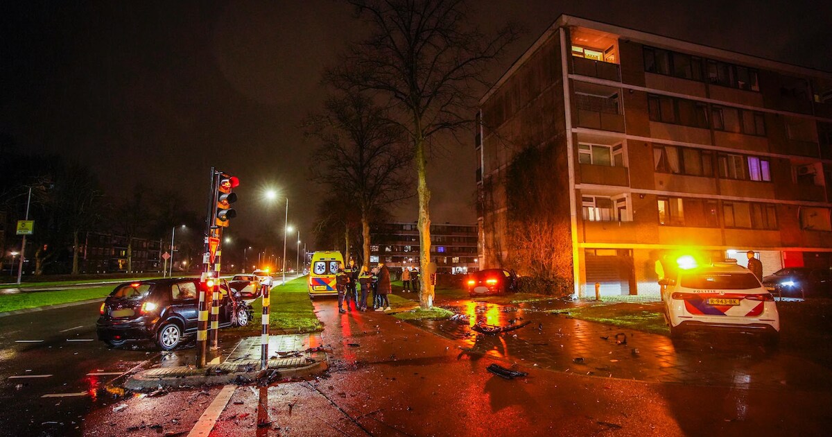 Automobilist richt ravage aan op kruispunt, voertuig komt tot stilstand ...