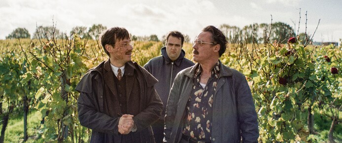 Recensie | Fedja van Huêt bijna onherkenbaar en heerlijk over de top in ...