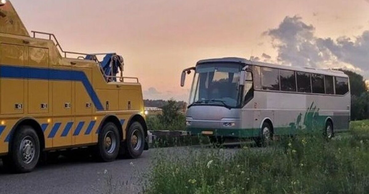 Passagiers ineens op straat, politie neemt hele touringcar in beslag ...