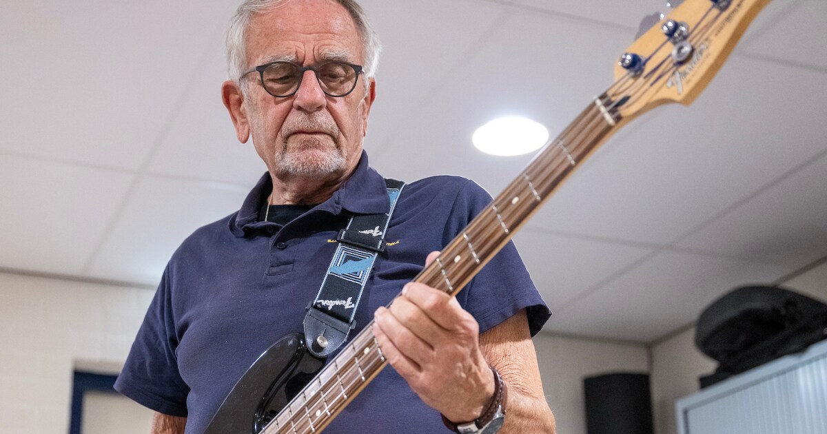 Cees (79) pakt nog graag de bas op in The Rivals Band: ‘De liefde voor ...