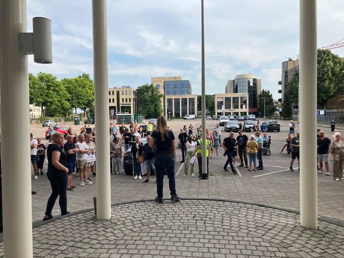 Anti-azc protest in Bergen op Zoom, demonstranten gaan stadhuis binnen ...