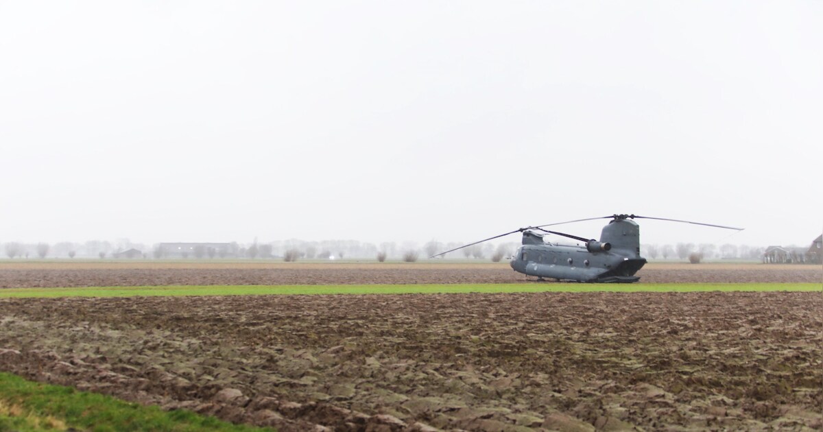 Chinook van vliegbasis Gilze-Rijen zijgt neer in Lithoijense modder ...