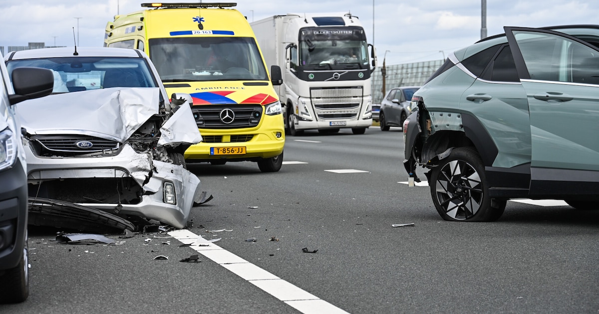 Botsing op A16 bij Breda: gewonde en flinke schade | 112 nieuws Breda | BN DeStem.nl