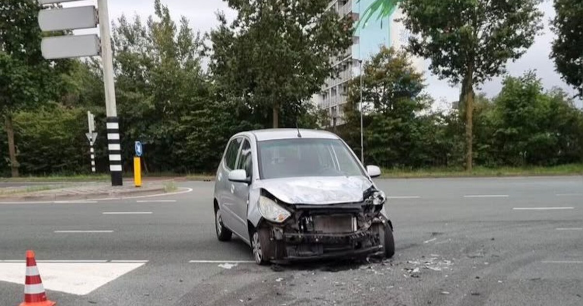 Glasscherven op de weg en bestuurder naar ziekenhuis na ongeluk in ...
