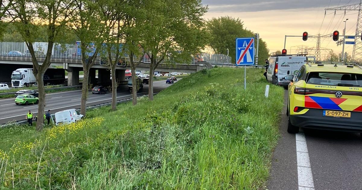 Busje rijdt van talud na ongeluk bij Papendrecht: afrit A15 dicht ...