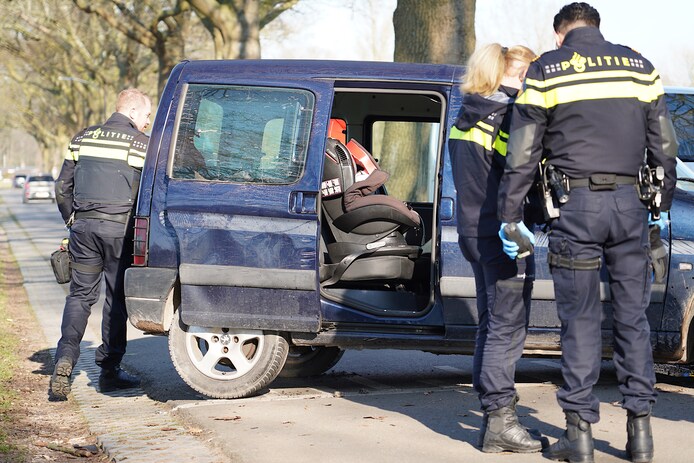 Auto met baby botst tegen boom in Dorst | 112 nieuws Oosterhout | bndestem.nl