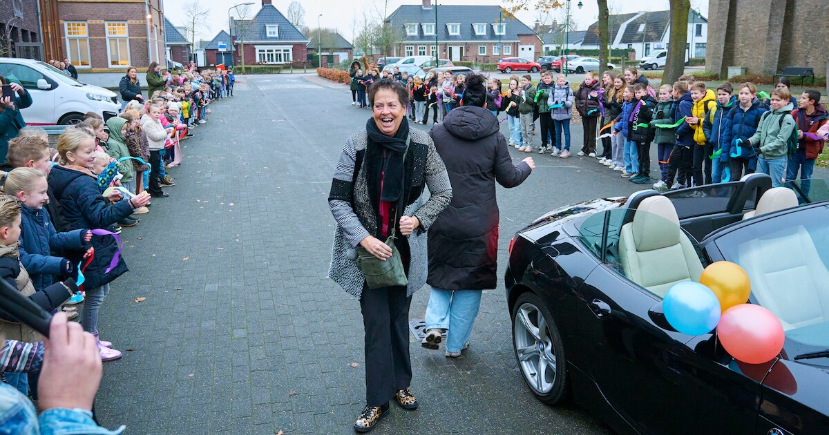 Juf Ellen rijdt in cabrio haar laatste schooldag in: ‘Loslaten, daar ...