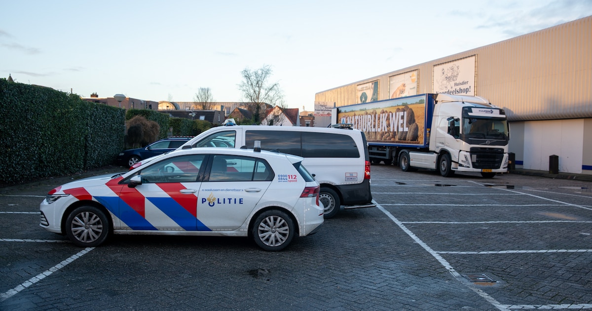 Dode man voor deur van dierenwinkel is 54-jarige Roosendaler, politie ...