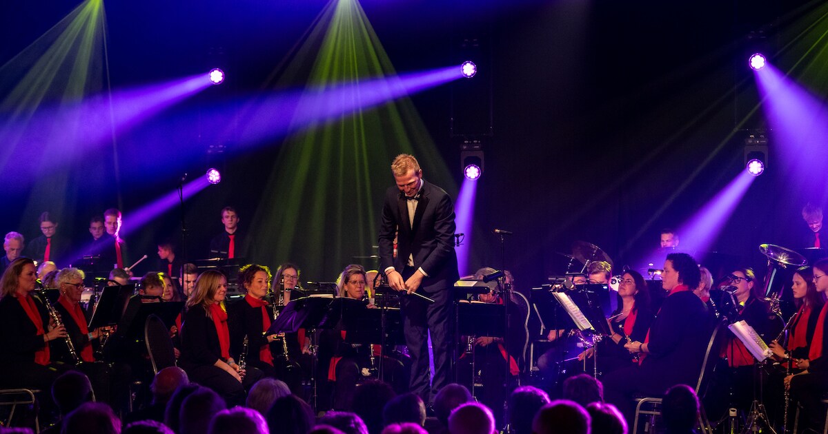 Wethouder mag zich ‘Maystro der Maystro's’ noemen na fenomenale zwaaiactie | Drimmelen | BN ...