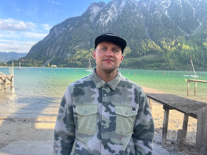 Brabantse Joeri rijdt met zeven vrouwen door Oostenrijk in datingshow, nu loopt één vrouw bij ...