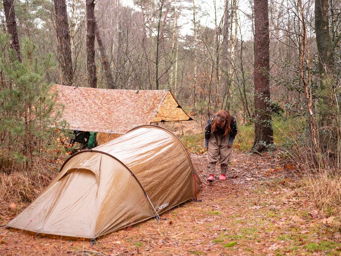 Simone (28) leeft permanent in een tent, maar mag dat eigenlijk wel ...
