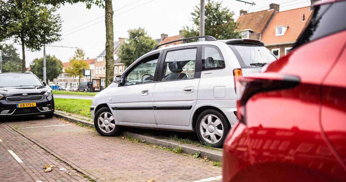 ‘Spookauto’ staat al weken met open raam scheef geparkeerd, het verhaal ...