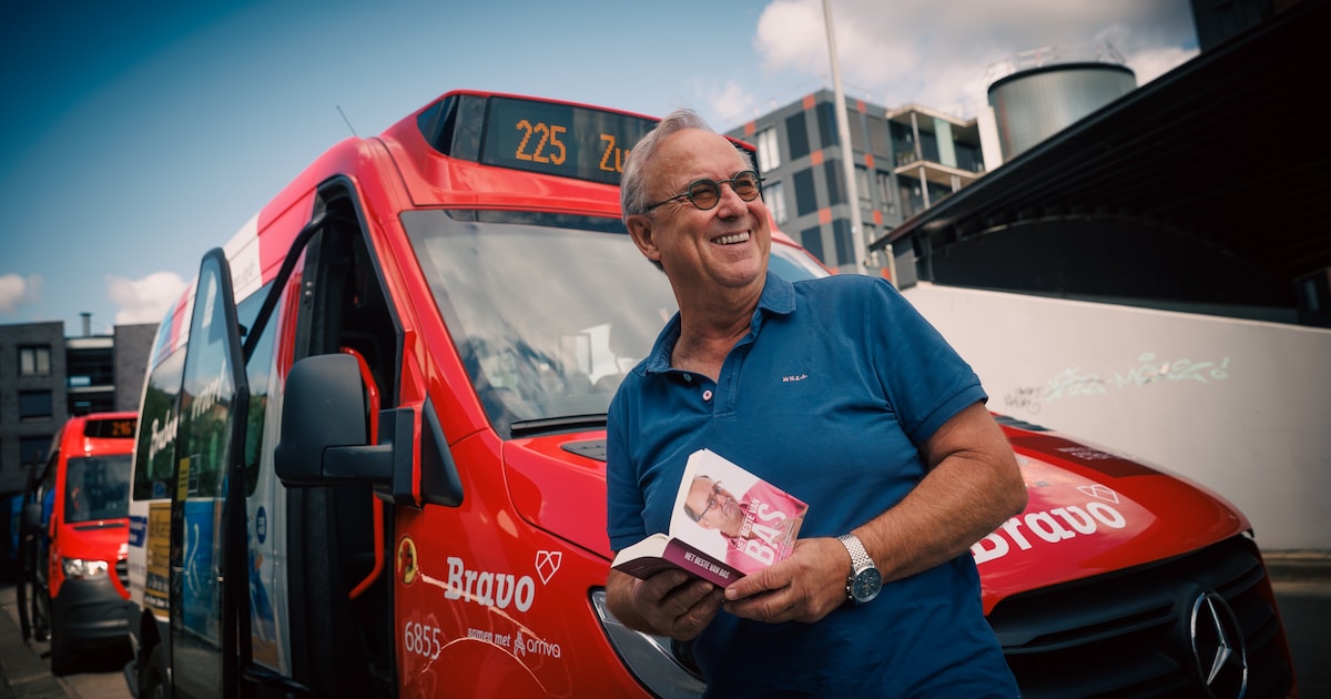 Columns John Bas gebundeld: ‘Wie zit er nou op zo’n boekie te wachten ...