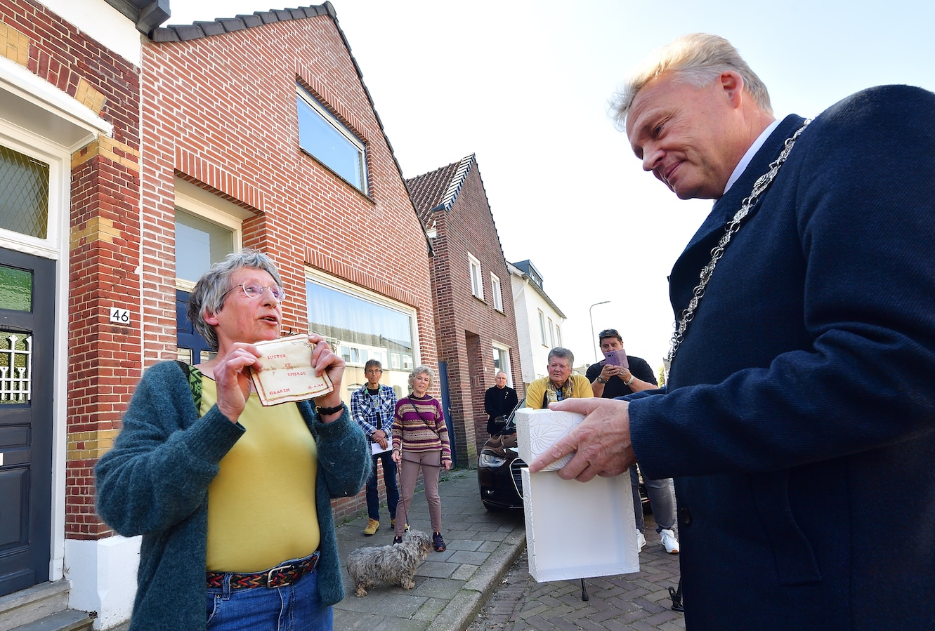 Nieuwe struikelstenen voor Frieda (17) en Leentje (23): ‘Met de juiste ...