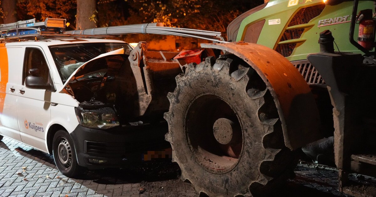 Busje ziet tractor niet aankomen en knalt op tractorbak in 's ...