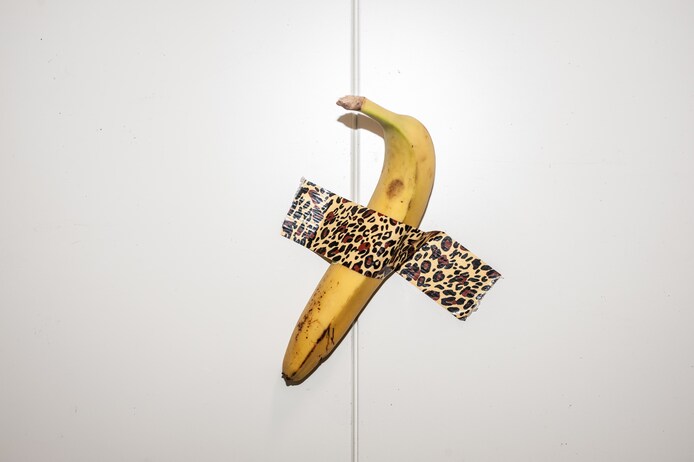 Replica van wereldberoemd bananenkunstwerk duikt op bij voedselbank ...