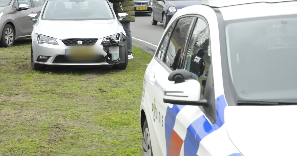Botsing tussen twee auto’s bij stoplicht in Berghem, politie onderzoekt ...