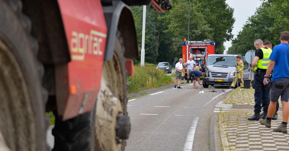Bestuurster kan niet uitwijken en knalt tegen tractor met sproei ...