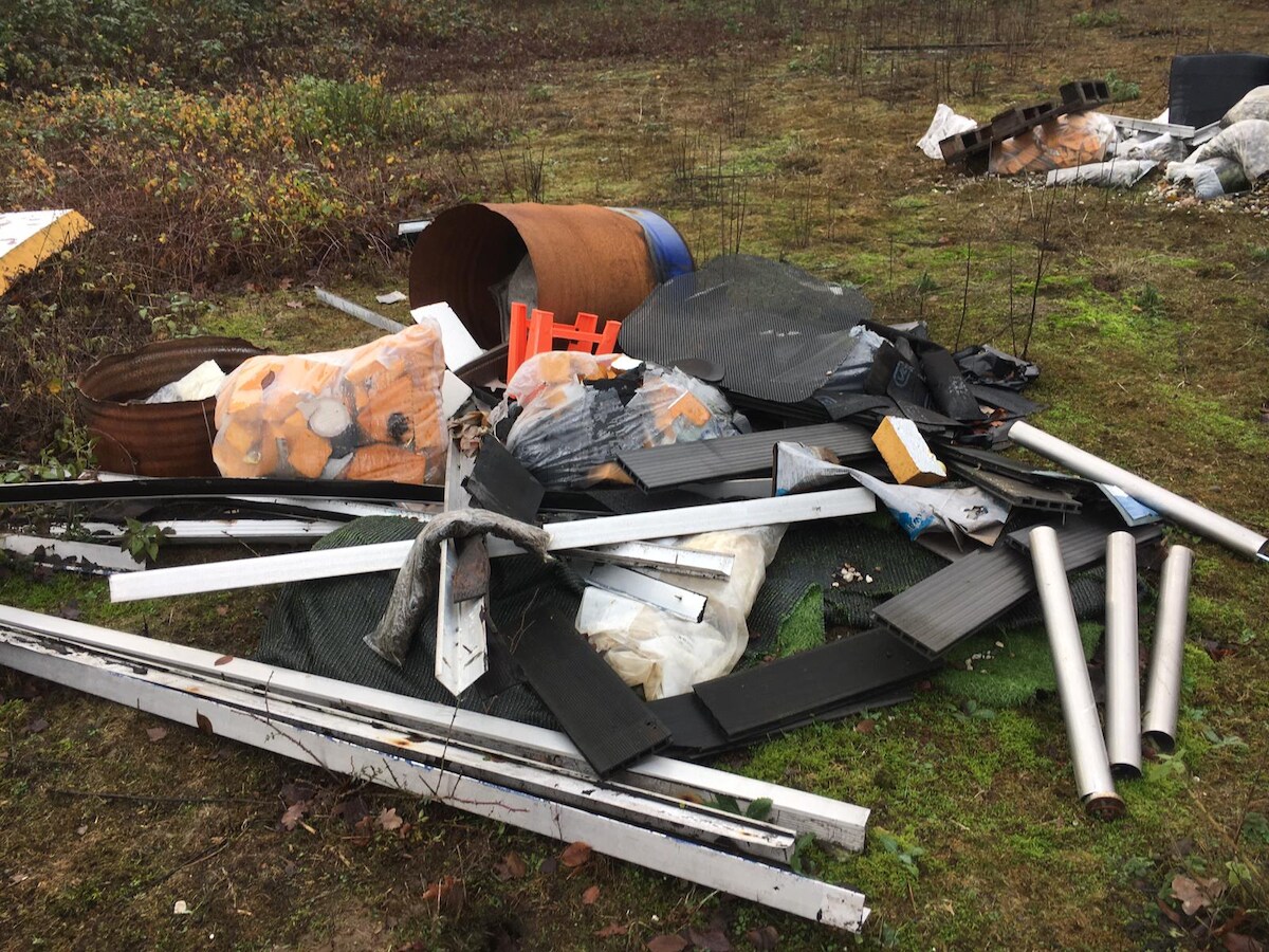 ‘Enorme berg afval langs de A59' | Foto | bndestem.nl